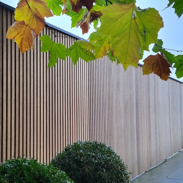 Lange tuinwand in Thermo Fraké Select | Outdoor Wood Concepts