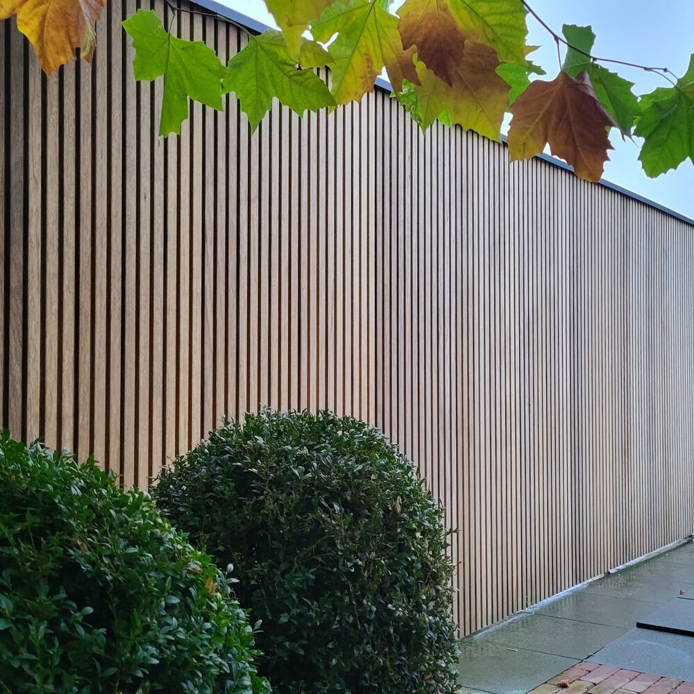 Lange tuinwand in Thermo Fraké Select | Outdoor Wood Concepts