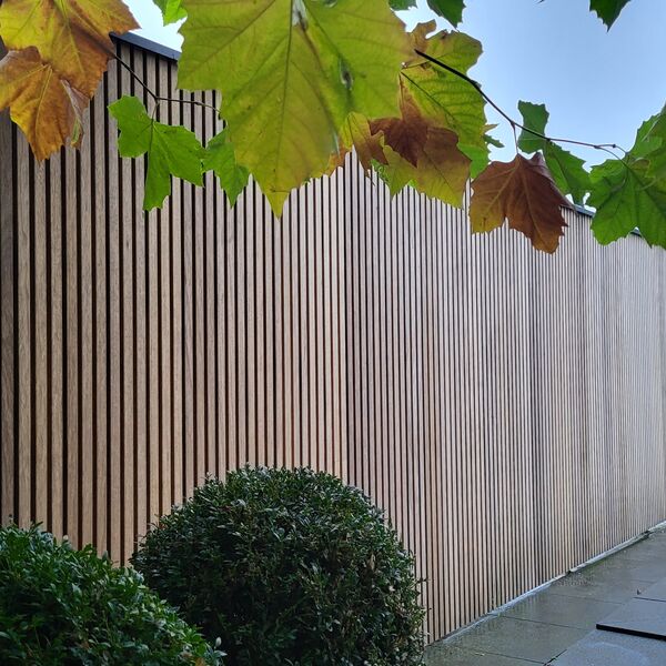Lange tuinwand in Thermo Fraké Select | Outdoor Wood Concepts