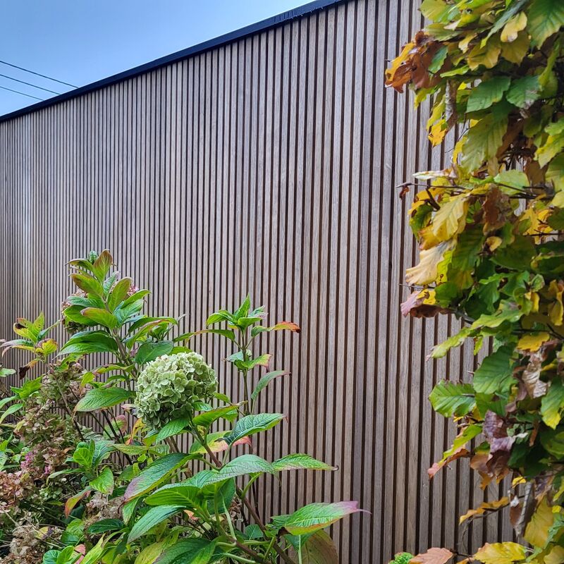 Lange tuinwand in Thermo Fraké Select | Outdoor Wood Concepts