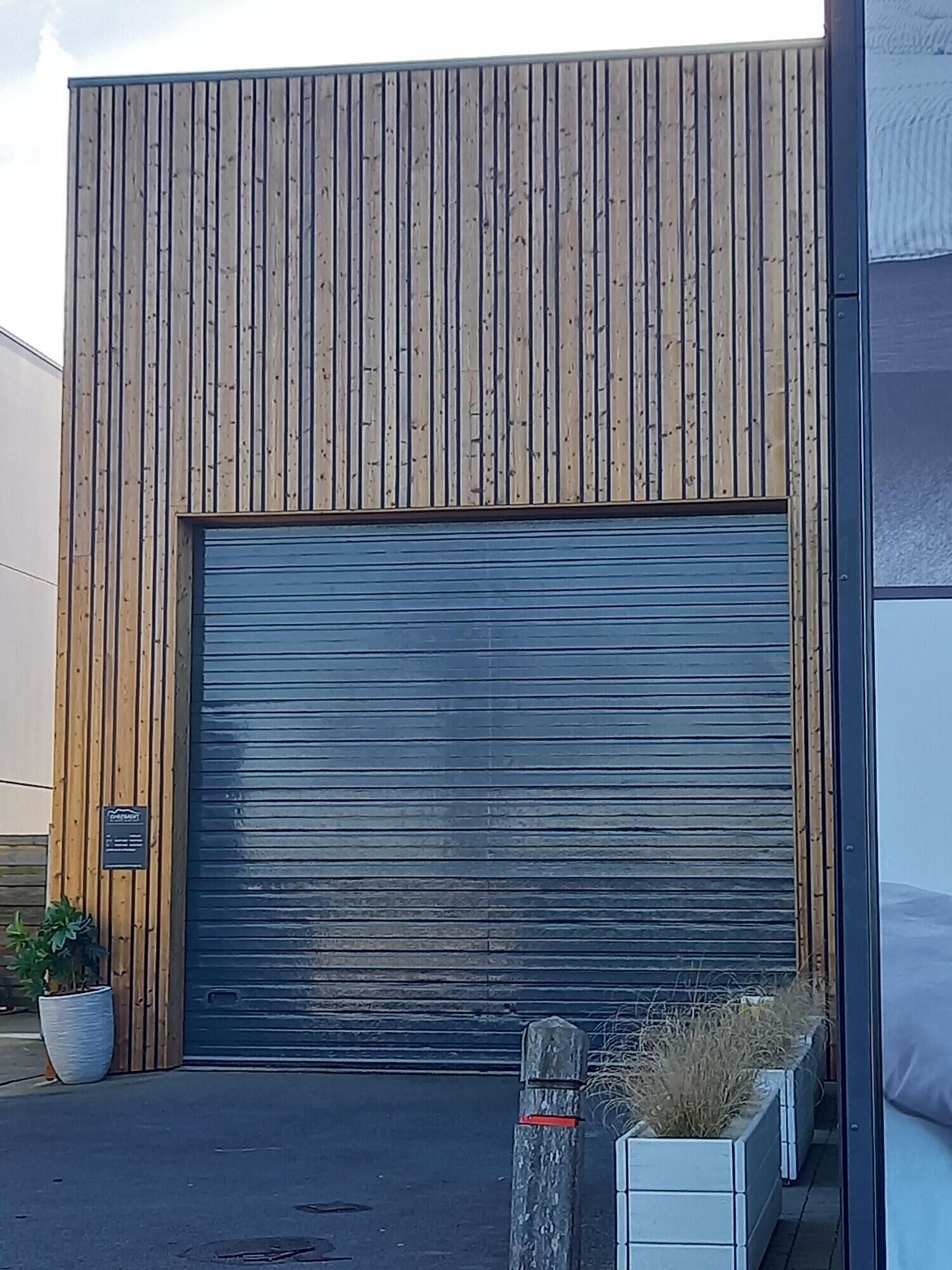 Gevel bedrijfsgebouw met Woodface® in Thermo… | Outdoor Wood Concepts