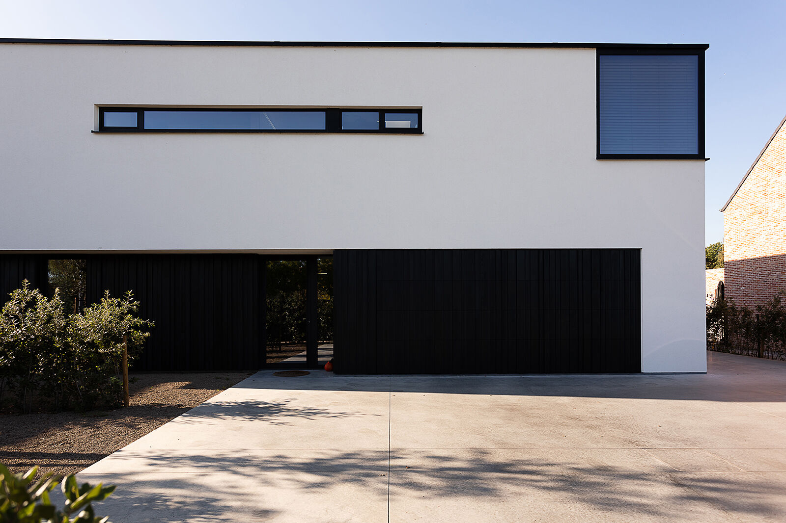 Nieuwbouw waarbij witte crepi gecombineerd… | Outdoor Wood Concepts