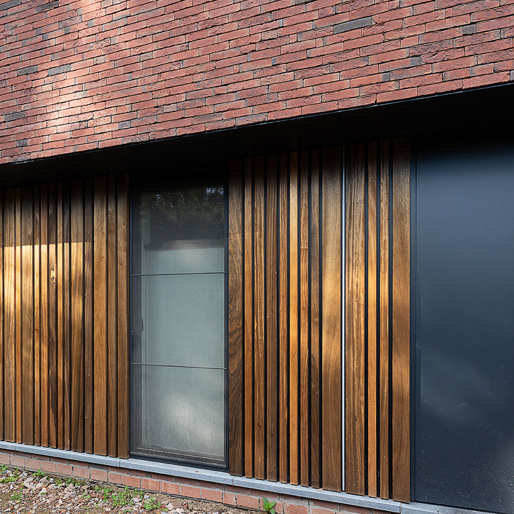 Houten gevelbekleding in combinatie met rode… | Outdoor Wood Concepts