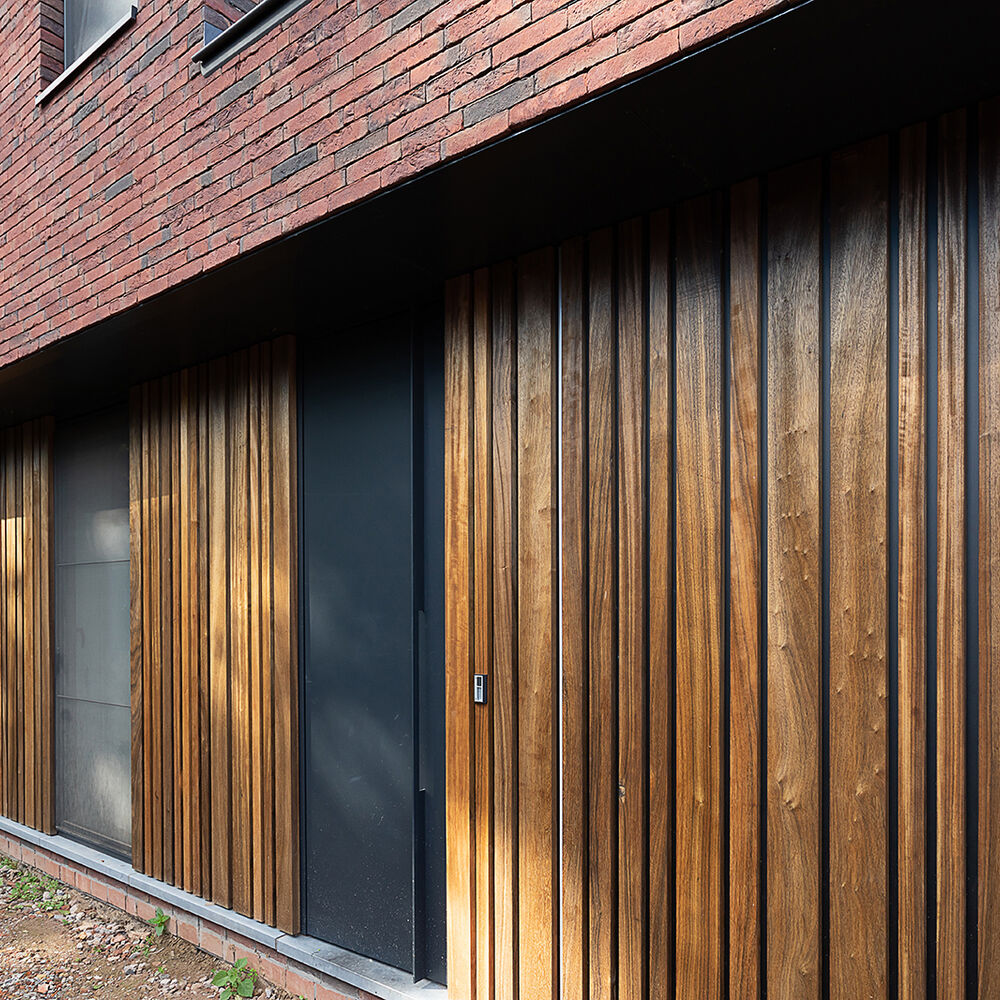 Houten gevelbekleding in combinatie met rode… | Outdoor Wood Concepts