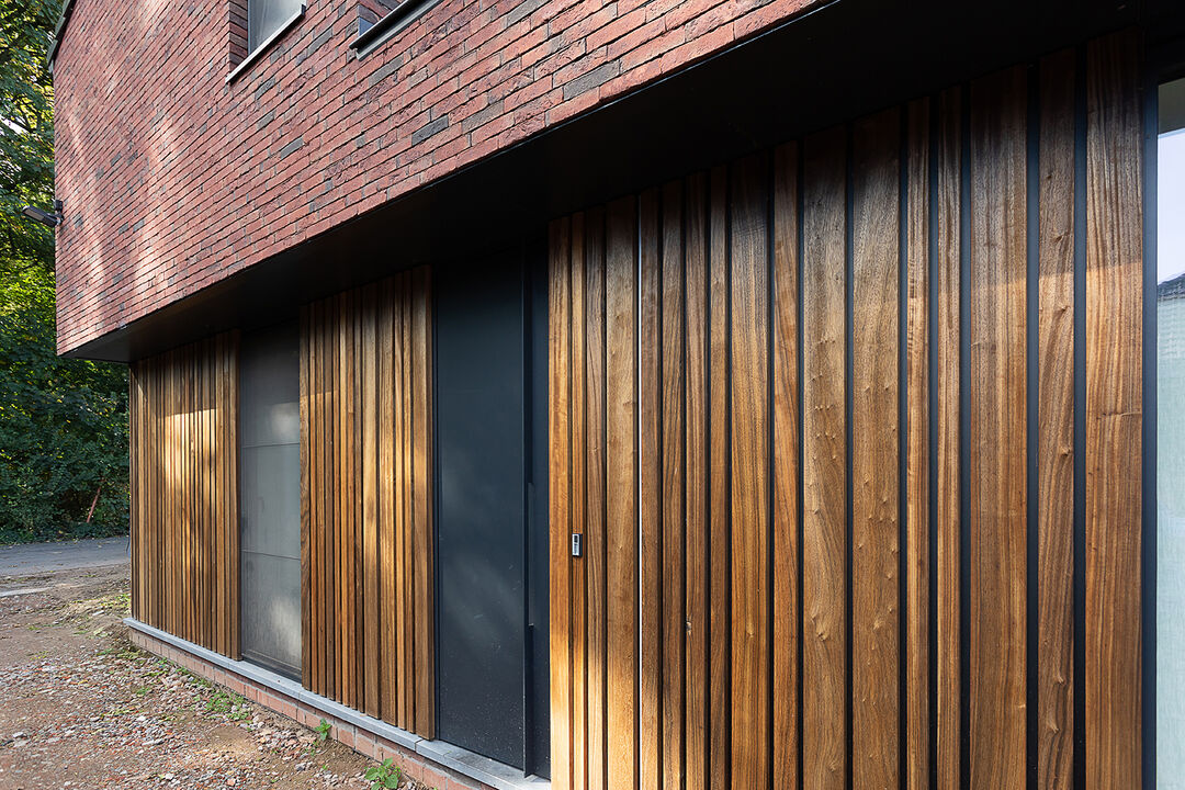 Houten gevelbekleding in combinatie met rode… | Outdoor Wood Concepts