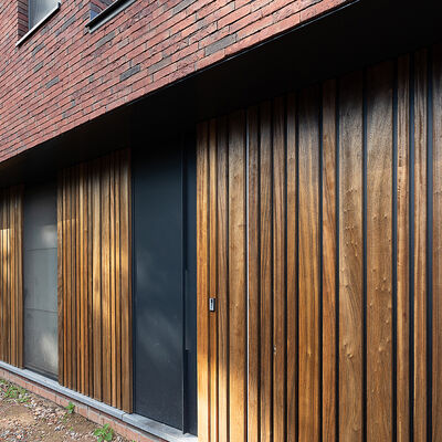 Houten gevelbekleding in combinatie met rode… | Outdoor Wood Concepts