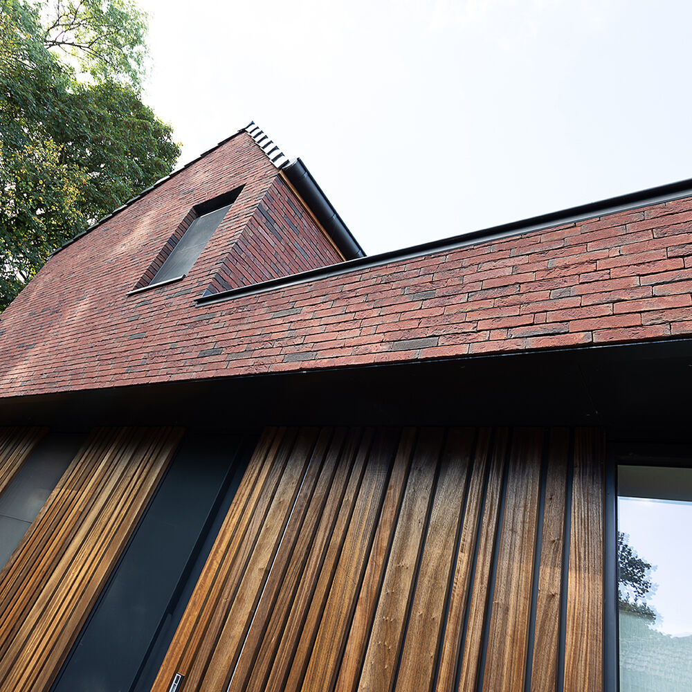 Houten gevelbekleding in combinatie met rode… | Outdoor Wood Concepts