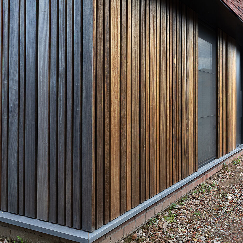 Houten gevelbekleding in combinatie met rode… | Outdoor Wood Concepts