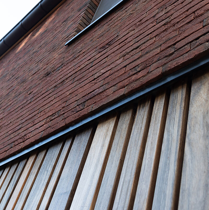 Houten gevelbekleding in combinatie met rode… | Outdoor Wood Concepts