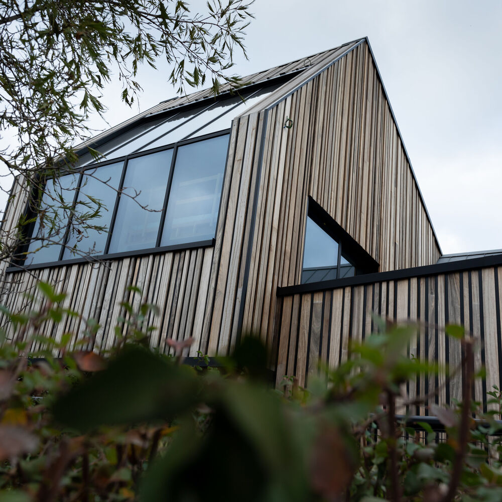 Woodface® gevelbekleding met zwart aluminium | Outdoor Wood Concepts